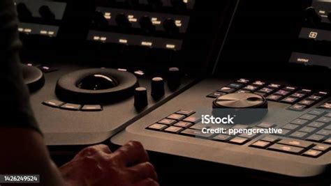 스튜디오에서 비디오 제작 제어판을 편집하십시오 에디터 편집 및 영화 포스트룸에서 영화 등급 Telecine 제어 기계 및 남자 손 편집 또는 포스트 프로덕션에서 디지털