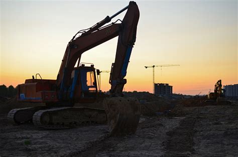 일몰 배경에 건설 현장에서 굴삭기 하수 파이프 및 물 주요 망사 시스템을 누워 굴지 기초 및 트렌치에 대한 지구 이동 중장비 0명에 대한 스톡 사진 및 기타 이미지 Istock