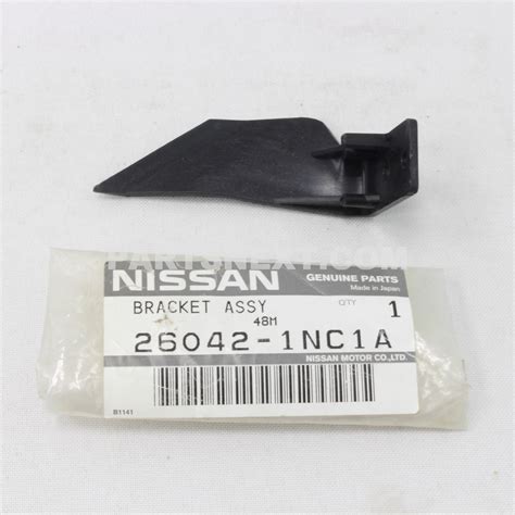 Nissan :: 26042-1NC1A BRKT HEAD LAMP