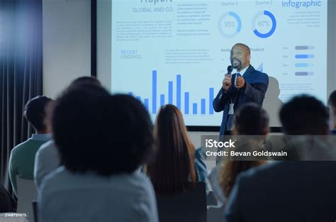 흑인 남성 남아프리카 공화국의 비즈니스를 위한 연설 컨퍼런스 및 프레젠테이션을 위한 스크린 및 청중 사업가 국제대회에서 재무