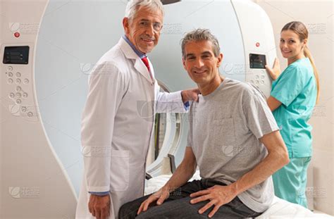 快乐的男性病人接受 Ct 扫描