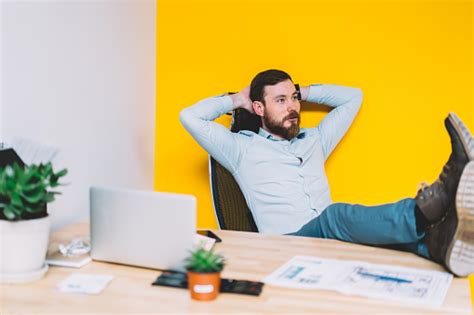 수염자랑스러운 Ceo는 현대 사무실에서 작업 하는 동안 의자에 휴식 공식적인 옷을 입고 새로운 스타트업 프로젝트에 대한 숙련된 사업가의 휴식과 생각 자유 시간을 즐기는 남성