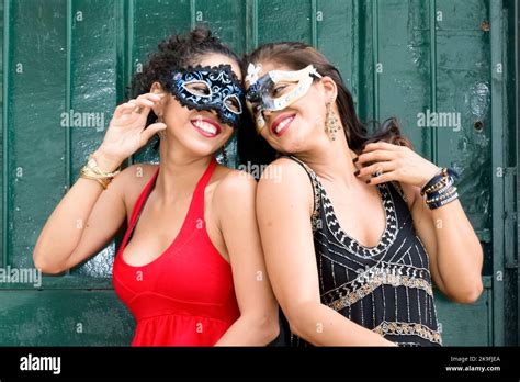 Portrait De Deux Belles Et Heureux Filles Assis Contre Une Porte De Couleur Verte Les Filles De