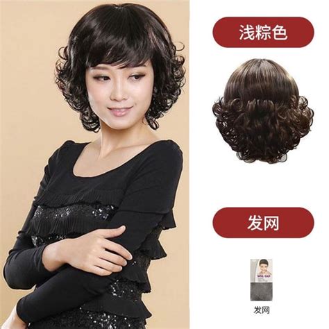 วิกผมผู้หญิงวิกผมวัยกลางคนและวัยชราส่งให้คุณแม่ ผู้หญิงวัยกลางคน ผมหยิกสั้น ฟูเป็นธรรมชาติ