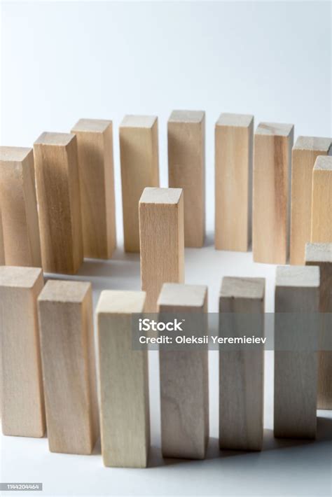 Un Gran Círculo De Cubos De Madera En El Centro En Uno Como Un Símbolo De Líneas Una Gama De
