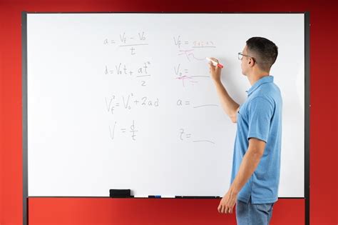 Étudiant De Sexe Masculin Faisant Des Exercices De Mathématiques Sur Le