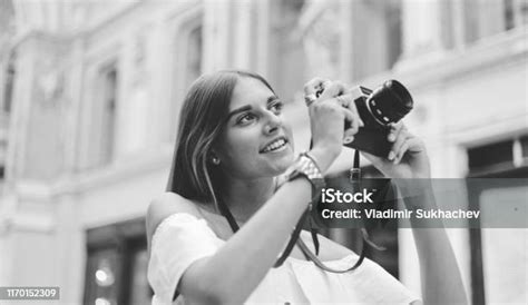 도시 오래된 건축에서 사진을 찍는 동안 그녀의 손에 복고풍 카메라와 예쁜 여자를 밀링 새로운 장소를 발견하십시오 흑백 거리에 대한 스톡 사진 및 기타 이미지 Istock