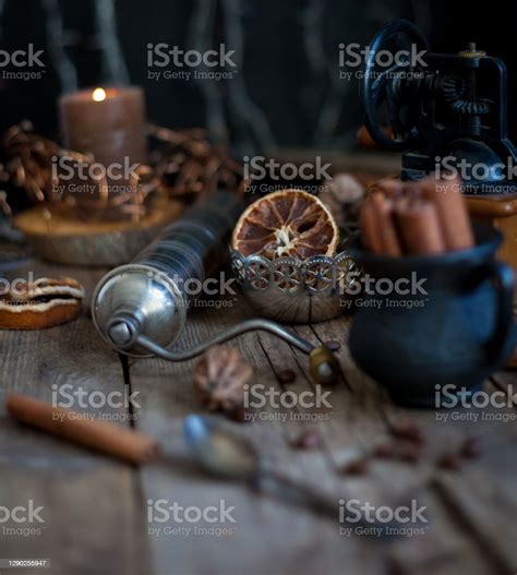 계피 스틱 말린 오렌지 스타 아니스 나무 테이블에 향기로운 향신료 크리스마스 조명 화환 새해 정물 수동 커피 분쇄기와 콩 식탁에 있는 음식 0명에 대한 스톡 사진 및 기타