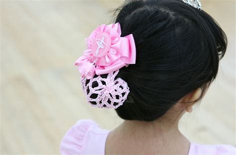 귀여운 발레리나가 예쁜 꽃송이 위에 누워있어요~ 꽃송이에는 잘 익은 열매가 작은 구슬을 따라 두 개나 맺혀있네요 헤어망은 아이가 오래오래 착용할 수 있도록 꼼꼼하게 꿰메져