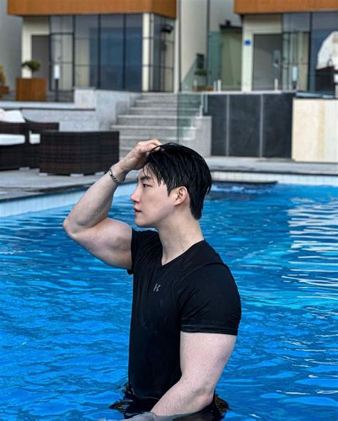 장윤성 on Instagram 좋은사람들과 휴식하러 en Chicos musculosos Poses para fotos hombre Fotografía