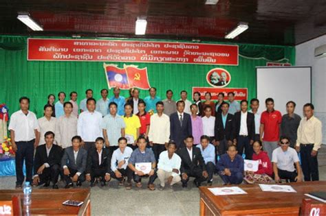 ພິທີມອບໃບຢັ້ງຢືນຊຸດຝຶກອົບຮົມ ທິດສະດີການເມືອງ ແລະ ການປົກຄອງ ໃນໄລຍະ 10 ວັນ ໃຫ້ເລຂາພັກບ້ານ ແລະ