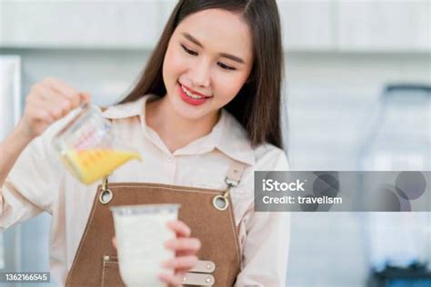 행복 쾌활한 아시아 여성 여성 유니폼 중소 기업 커피숍 주인 커피숍에서 일하는 우유를 붓는 카페에서 커피 머신으로 커피를 만드는 중국 여성 바리스타 25 29세에 대한 스톡