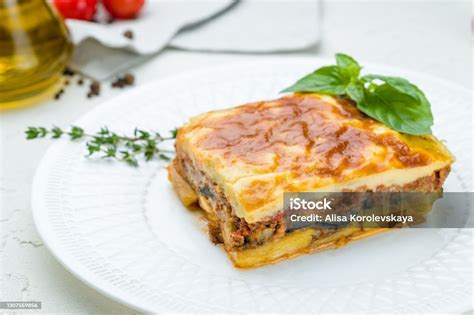 흰 콘크리트 테이블에 흰색 접시에 가지 무사카 그리스 요리 무사카에 대한 스톡 사진 및 기타 이미지 무사카 저녁 식사 가루로 빻은 Istock
