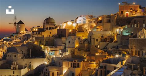 풍차를 배경으로 한 밤의 도시 모습 사진 Unsplash의 무료 배경 이미지