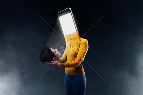 使用智能手机而不是头部的女身体操纵意识放大效果高清图片下载 正版图片302603558 摄图网