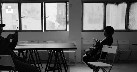 방 안의 의자에 앉아있는 두 사람의 회색조 사진 사진 Unsplash의 무료 회색 이미지