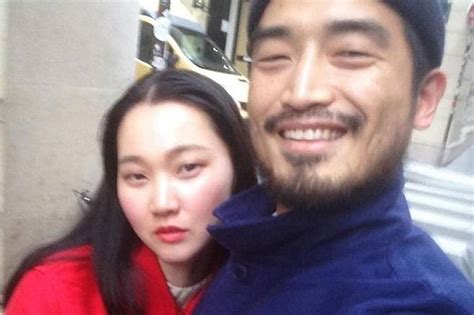 4살 어린 남자 꼬시려고 속옷 안 입은 가슴 문질렀다는 톱모델 뉴스에이드