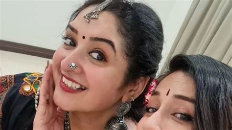 Anitha Vijayakumar Photos உங்களுக்கு 50 வயசுனு சொன்ன யார் நம்புவாங்க