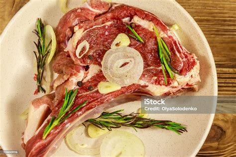나무 테이블에 향신료 양파와 로즈마리와 뼈에 절인 쇠고기 갈비 눈 스테이크 갈비 음식에 대한 스톡 사진 및 기타 이미지 갈비 음식 건강한 식생활 고기 Istock