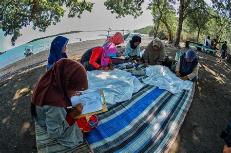 Premium Photo Situbondo Indonesia November 2022 The Activities Of The Coastal Residents Of