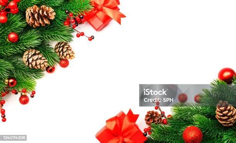 전나무 가지 빨간 선물 상자 크리스마스 공과 축제 장식 흰색 상단보기 복사 공간 배너크리스마스와 새해 배경 가문비나무에 대한