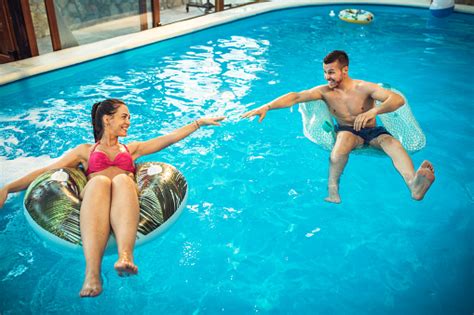 젊은 부부는 고급 스파 리조트에서 수영장에서 수영을 즐깁니다 2명에 대한 스톡 사진 및 기타 이미지 2명 건강한 생활방식 고급 호텔 Istock