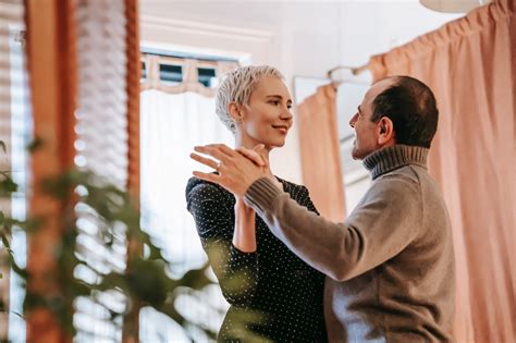 How To Make Your Relationship Last Despite An Age Gap Broke And Chic