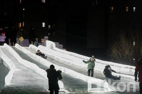 ФОТО Төв цэнгэлдэх хүрээлэнгийн гадаах мөсөн хотхон