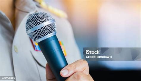 태국 선생님 말하기 교실 또는 회의 회의 홀 홀 빛 Bokeh 배경에 세미나 실에서 언론의 마이크 스피커 사업 Tedtalk 소리내어 양식 통신 인간입니다 Congress에