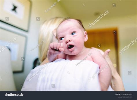 Mama En Casa Cargando En Sus Brazos A Su Bebe Más De 1747 Fotos De