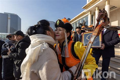 ФОТО Морин хуурын чуулгын уран бүтээлчдийг Төрийн ордны гадаа угтан