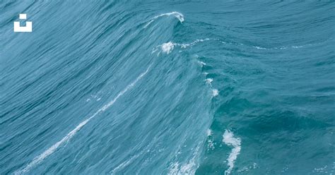 바다에서 파도를 타고 서핑 보드를 타는 사람 사진 Unsplash의 무료 파랑 이미지