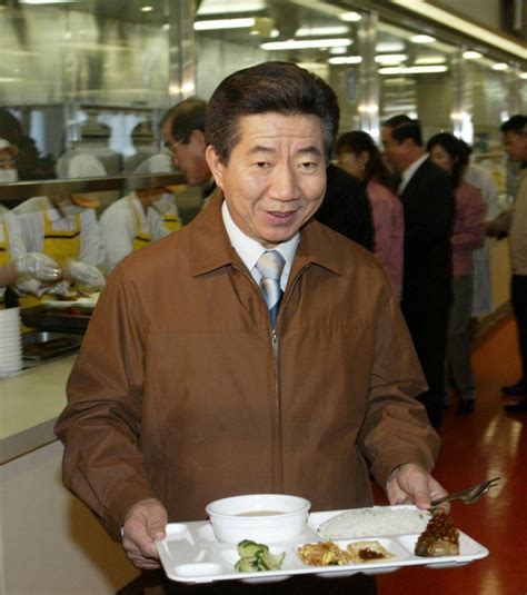 노무현사료관 삼성전자 구미사업장 구내식당에서 배식판을 들고 이동하는 노무현 대통령