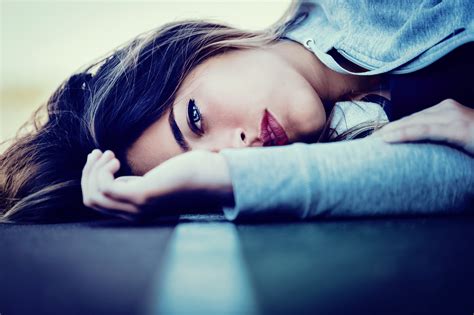 배경 화면 얼굴 여자들 모델 초상화 애정 도로 사진술 푸른 감정 사람 피부 로맨스 색깔 어린이 소녀