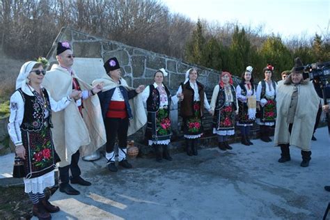 На Иванови влачуги в с Караисен окъпаха младоженци за здраве