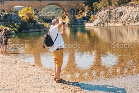 적이 있는 퐁 뒤 Gard 두 가드 Occitanie 프랑스2018 년 9 월 26 일 유럽 외관의 남성 관광 고 대 로마 수도교 퐁 뒤가 르의 배경에 대해 Gardon 강