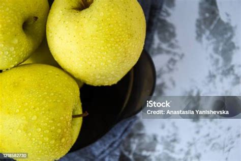 부엌 수건과 그릇에 녹색 할머니 스미스와 황금 사과의 닫기 물 방울 젖은 사과 8월에 대한 스톡 사진 및 기타 이미지 8월 가을 개체 그룹 Istock