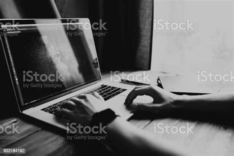 남자 프리랜서는 작업 가정 사무실에서 랩톱 컴퓨터를 사용 하 여 프리랜서 생활 직장 교육에 대한 스톡 사진 및 기타 이미지 교육 남자 남자들만 Istock