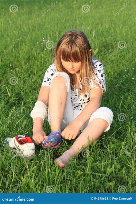 Kleines Mädchen Das Oben Socken Kleidet Stockbild Bild von kleid gekleidet
