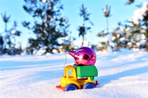 숲에서 하얀 눈의 배경에 크리스마스 공을 가진 장난감 트럭 새해 축하를 준비하는 것을 시작하십시오 0명에 대한 스톡 사진 및 기타 이미지 Istock