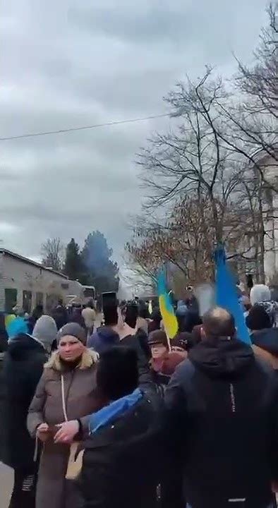 У Новій Каховці російські військові стріляли по мирному мітингу за Україну люди не рохходяться