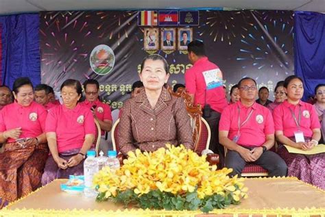 លោកជំទាវកិត្តិសង្គហបណ្ឌិត ម៉ែន សំអន អញ្ជើញជាអធិបតីពិធីប្រណាំងទូក ង នៅតាមដងទន្លេសាប