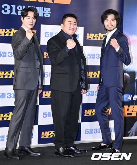 이준혁 마동석 아오키 무네타카 카리스마 넘치는 주먹 포즈 [사진]