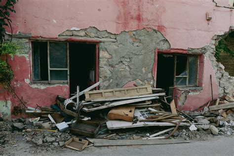 갈라진 건설 건축 경제 기념물 도시의 쇠퇴 랜드마크 레바논 무너진 건물 백인의 외관 베이루트 베이루트 주 부서진 사일로 산산조각이 난 산업의