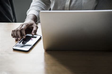 무료 이미지 사업 비즈니스 우먼 동료들 통신 연결 동시대의 책상 디지털 여자 아이디어 인터넷 휴대용