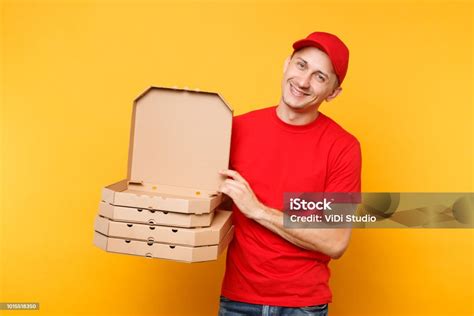 빨간 모자 티셔츠 주는 음식 주문 피자 상자 노란색 배경에 고립에 배달 남자 남성 직원 Pizzaman 또는 골 판지 Flatbox에서 이탈리아 피자를 들고 유니폼에 택배