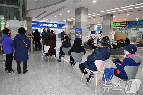 포항시 지역화폐 종이형포항사랑상품권 판매 시작…점포마다 북적