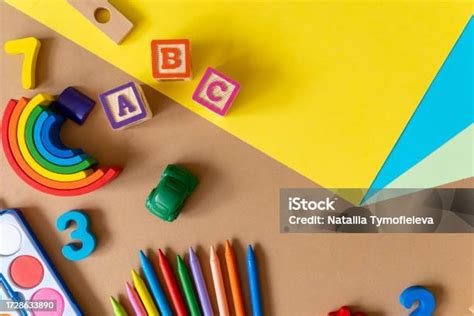 형형색색의 종이에 나무 장난감을 던진다 교육용 장난감 블록 연필 유치원 유치원 또는 탁아소용 장난감 학교로 돌아 가기 텍스트를 위한 공간을 복사합니다 0명에 대한 스톡 사진