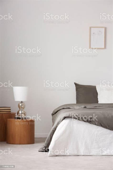 편안한 킹 사이즈 침대와 우아한 침실 인테리어의 빈 흰색 벽에 공간을 복사 0명에 대한 스톡 사진 및 기타 이미지 0명 가구 규모 Istock