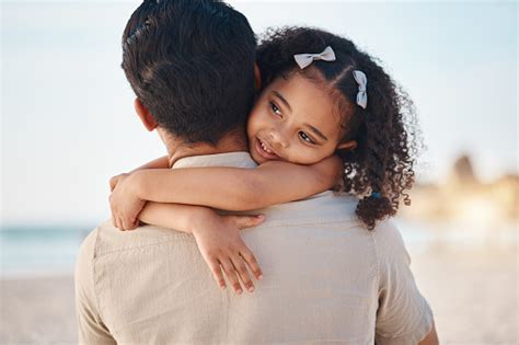 해변의 석양 그림자와 커플의 실루엣이 점프하고 손을 잡고 재미있게 놀고 유대감을 형성하고 자연의 자유를 만끽합니다 하늘 바다 흥분한 남자 야외 여성 또는 사람들이 여행